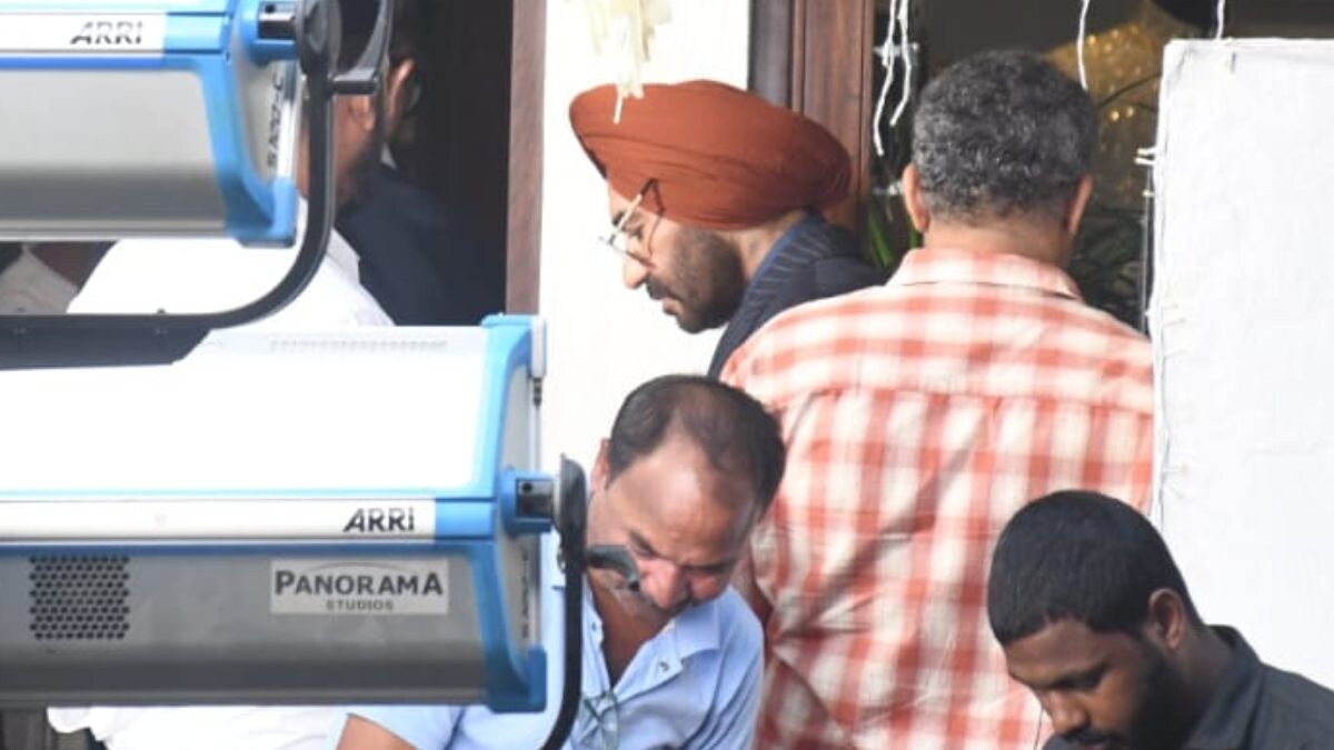 Leaked Photos: Ajay Devgn Looks Handsome In A Turban As He Shoots For ...