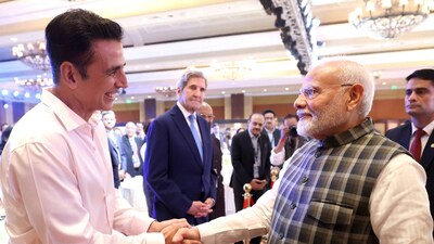 Akshay Kumar Sports A Big Smile As He Greets PM Narendra Modi At New ...