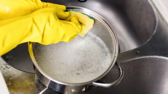 5 Easy Ways To Wash Utensils This Winter | Lifestyle News - News18