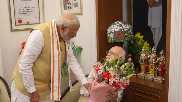 PM Modi Visits BJP Veteran LK Advani's Residence To Wish Him On ...