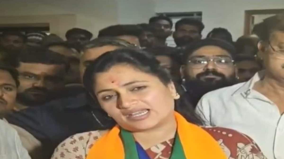 Mob Attacks Navneet Rana's Rally In Maharashtra, BJP Leader Gives ...