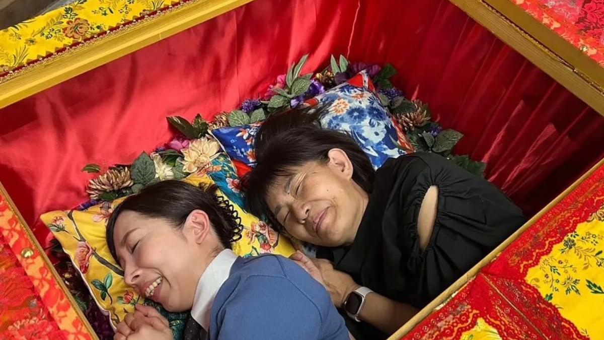 Step Into Japan's Coffin Cafe For A Unique Experience On Life And Death ...