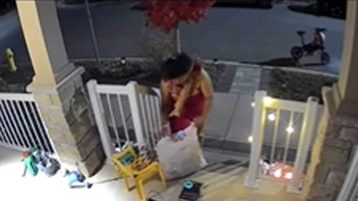 'Give Her A Chance': Internet Reacts To Viral Video Of Woman 'Stealing ...