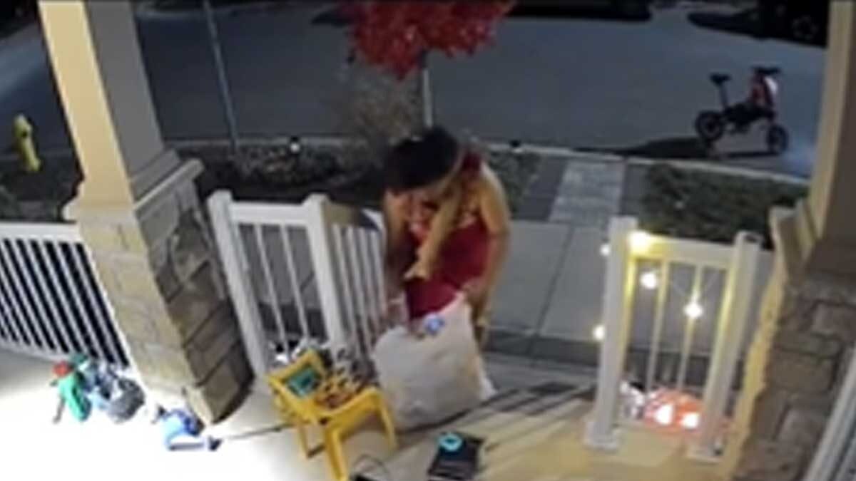 'Give Her A Chance': Internet Reacts To Viral Video Of Woman 'Stealing ...