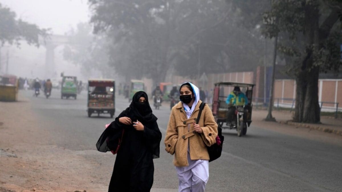 Pakistan Air Pollution: Lahore’s AQI At 856, UN Warns 11 Million Punjab Kids In Danger | World ...