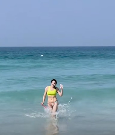 Sara Ali Khan Sets Internet On Fire With Her Bikini Photo, Flaunts Her Toned Body; See Here ...