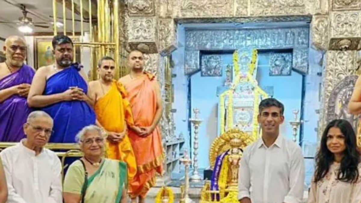 Rishi Sunak, Wife Akshata Offer Prayers At Bengaluru's Raghavendra ...