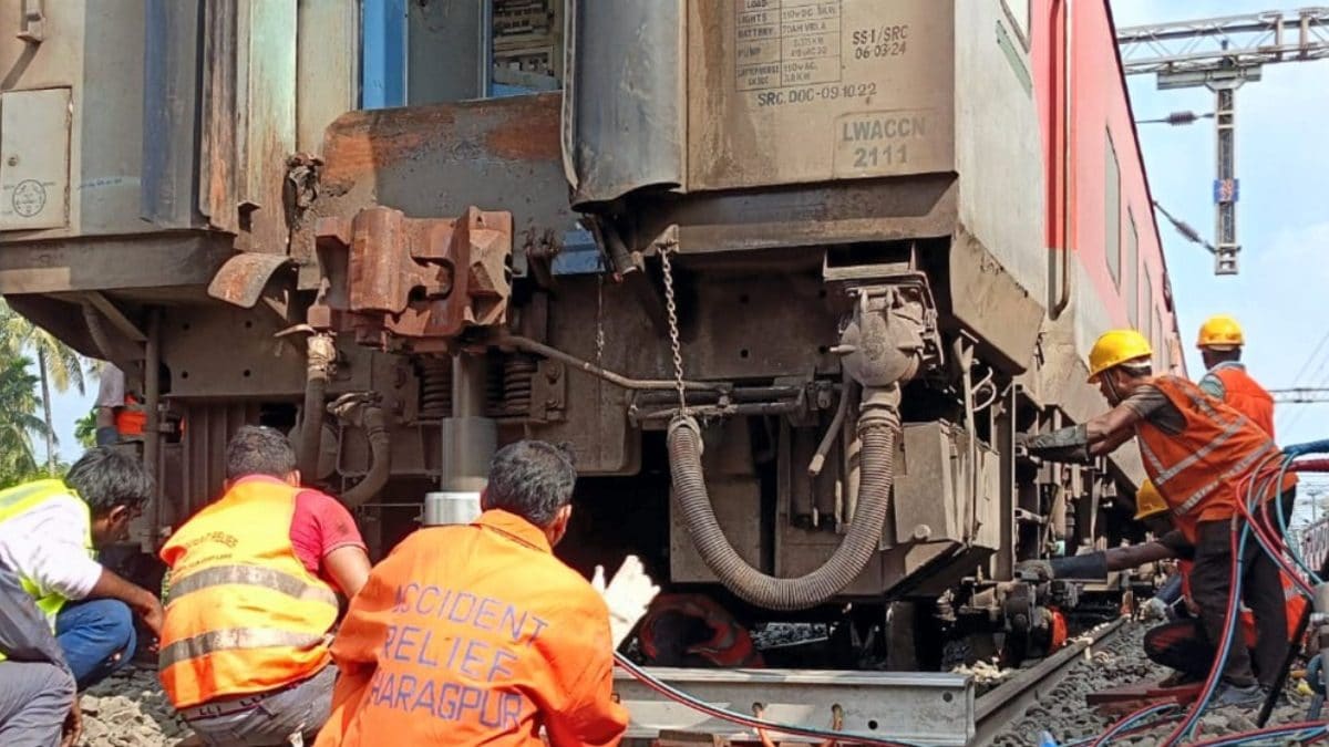 Shalimar Secunderabad Express Meets With Accident Near Howrah, Three Coaches Derail | India News ...