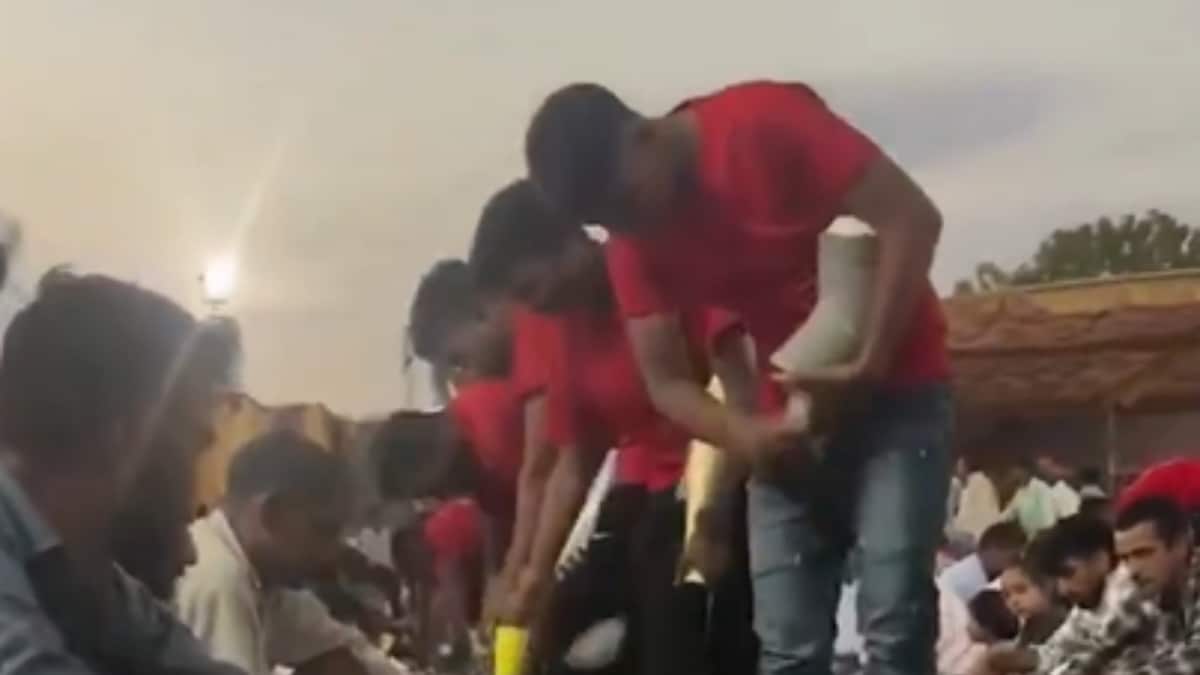 Men Serve Food At Bhandara With Unbelievable Speed, Internet Says ‘They ...