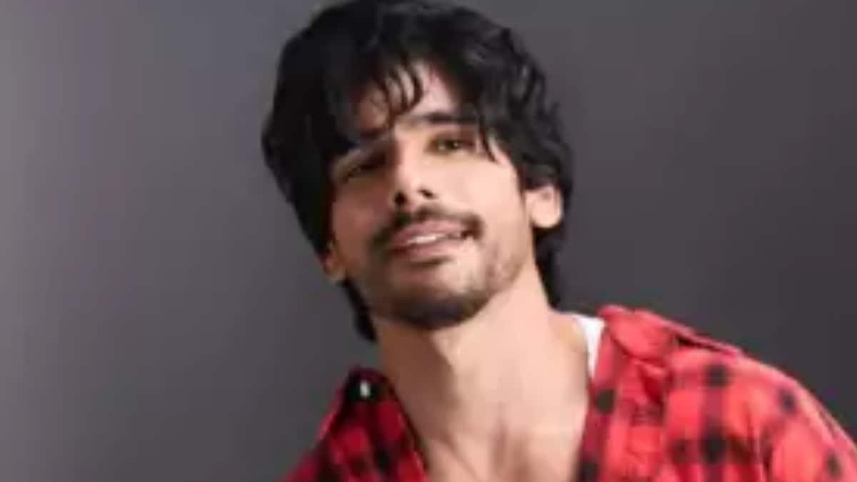 Gully Boy Fame Nakul Roshan Sahdev Wraps Murdabaad Shoot, Celebrates ...