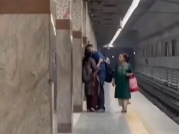 Couple's ‘Viral Kiss’ At Kolkata Metro Station Divides The Internet | Watch - News18