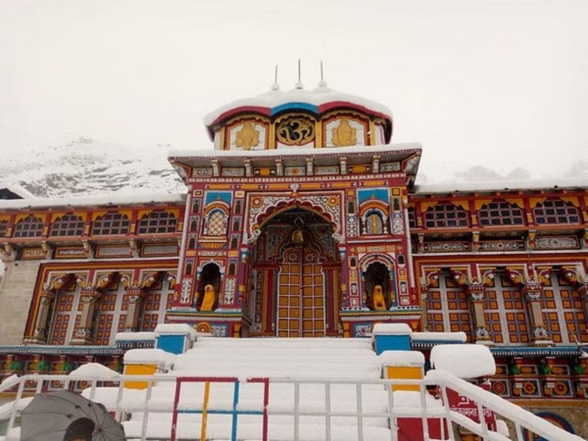 Uttarakhand: Badrinath Dham Wrapped In Thick Blanket Of Snow | Watch ...