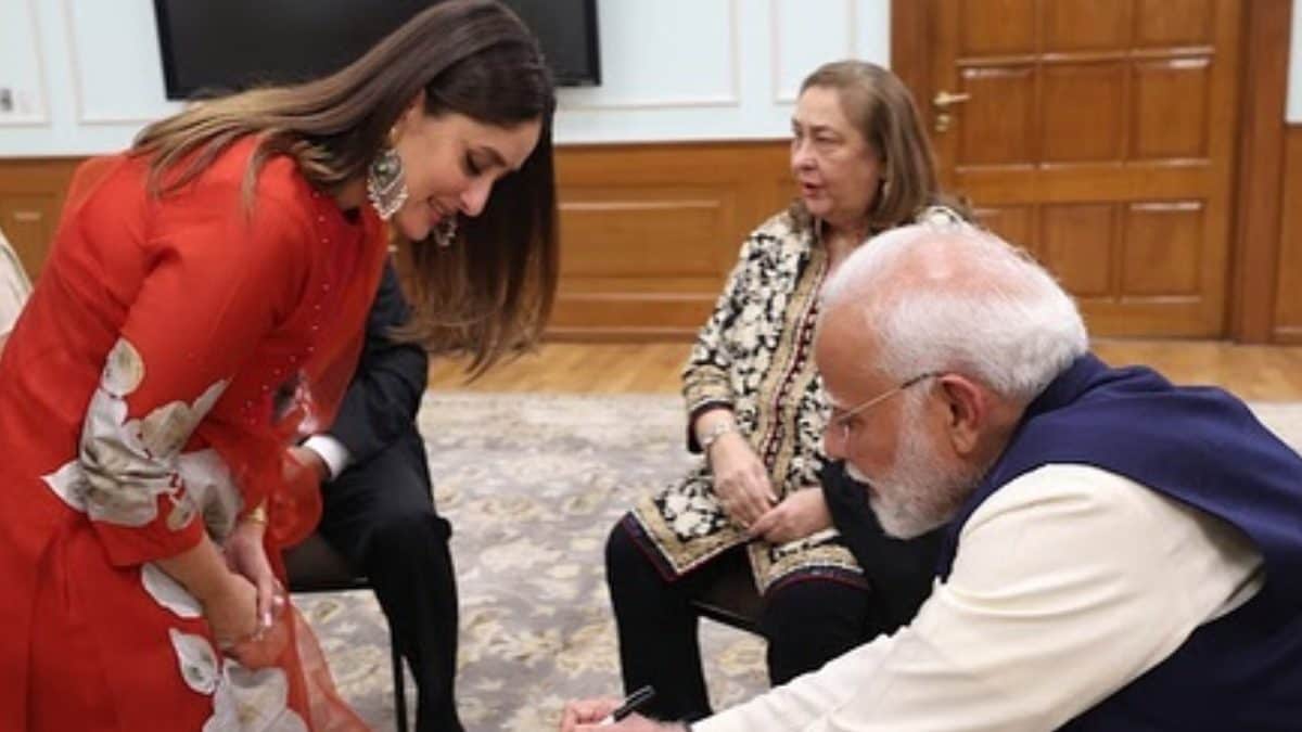 Kareena Kapoor Smiles As PM Narendra Modi Signs Autograph For Her Sons ...