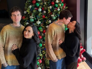 Demi Lovato, Fiance Jordan Lutes Seal Christmas Day With A Kiss - News18