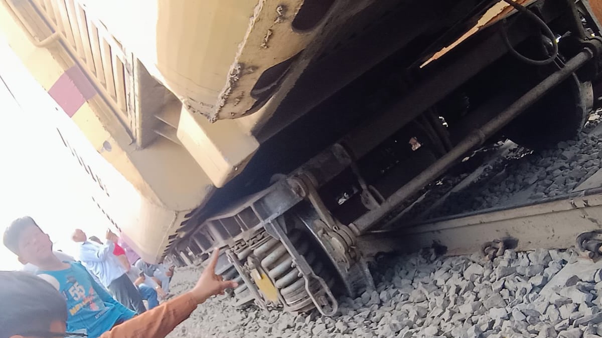 Dadar-Porbandar Saurashtra Express Derails Near Surat, No One Injured ...