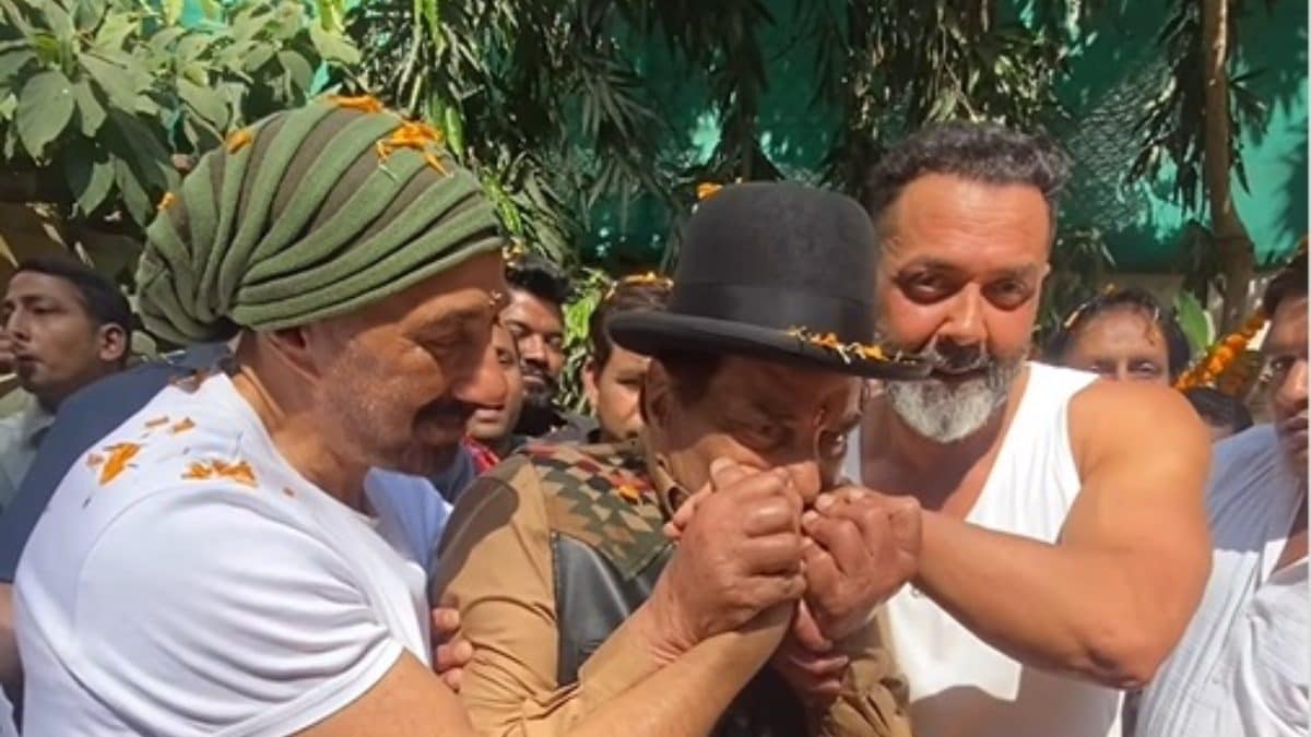 Dharmendra Kisses Sons Sunny, Bobby As He Celebrates Birthday With Fans ...