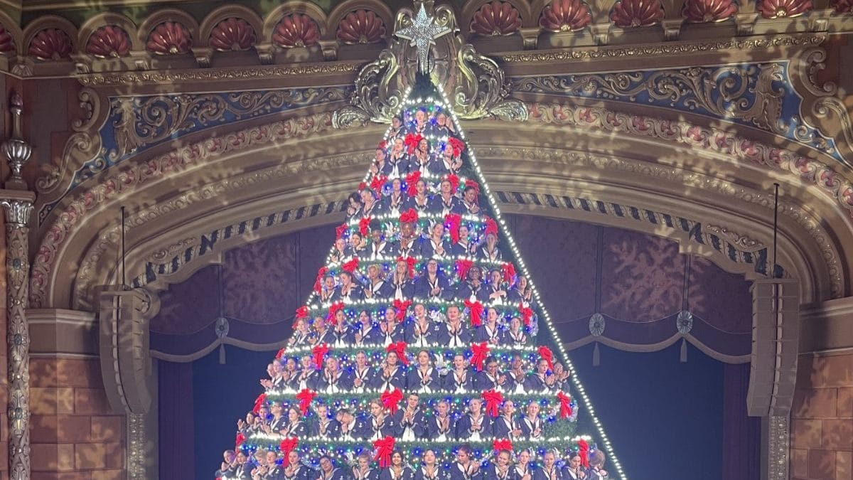 America’s Iconic Singing Tree Delivers 19 Holiday Hits With A 180 ...