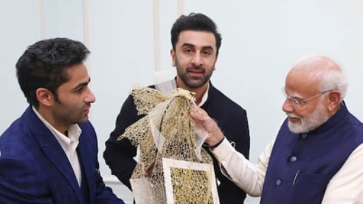 Ranbir Kapoor, Armaan Jain Give A Special Gift From Raj Kapoor's ...