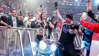 The Undertaker Returns At WWE RAW's Netflix Premiere As The American ...