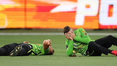 Shocking Scenes In BBL As Cameron Bancroft & Daniel Sams Collide ...