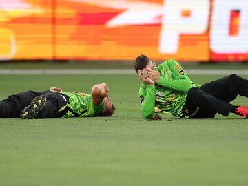 Shocking Scenes In BBL As Cameron Bancroft & Daniel Sams Collide ...
