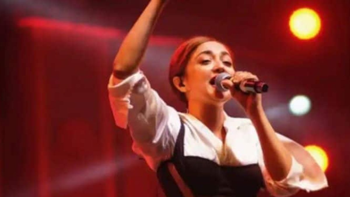 Singer Monali Thakur Rushed To Hospital As She Struggles To Breathe ...