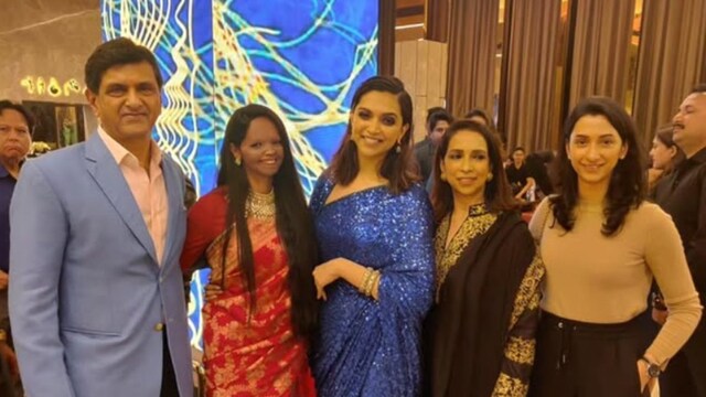 Deepika Padukone Stuns In Saree As She And Family Pose With Laxmi ...