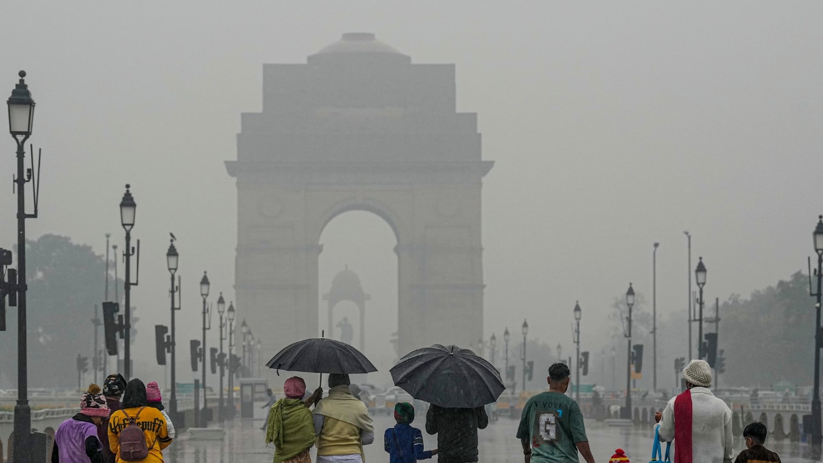 Delhi Braces For Thunderstorm Amid Cold Wave; Dense Fog Disrupts Air ...