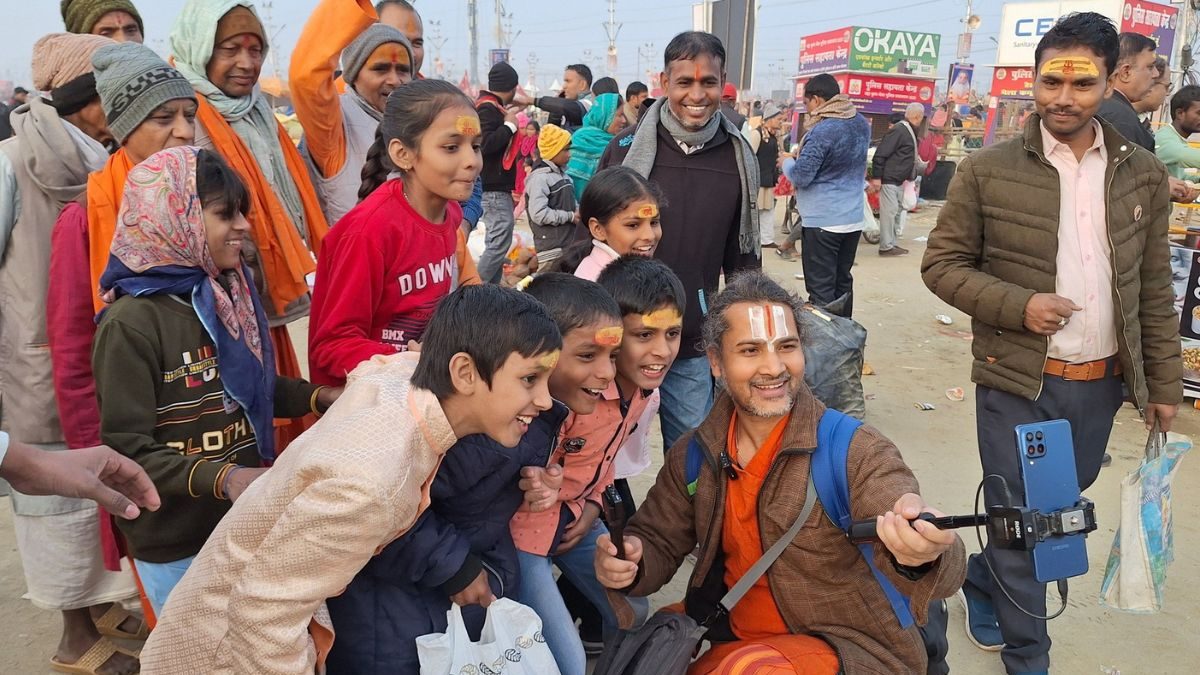 Maha Kumbh 2025: Apple IPhone & Tripod In Hand, ‘Digital Baba ...