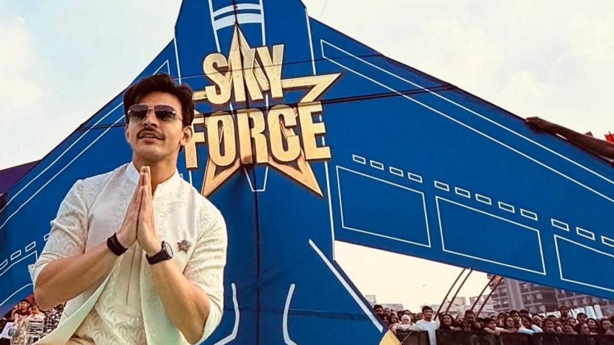 Sky Force Star Veer Pahariya Visited Mahakaleshwar Temple Before Film ...