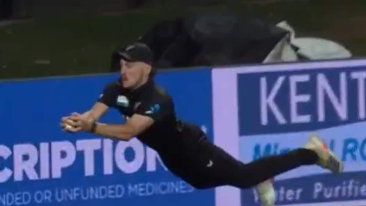 Nathan Smith Takes A Stunning Flying Catch In 2nd New Zealand-Sri Lanka ...