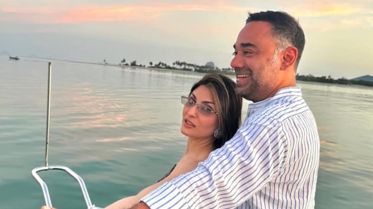 Riddhima Kapoor Makes The 'Mandatory Pose' With Husband Bharat Sahni On ...