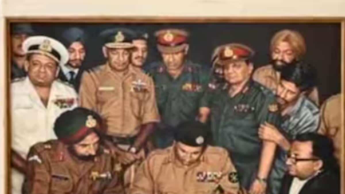 Why Was The Iconic Photo Of Pakistan’s 1971 Surrender Replaced? Army ...