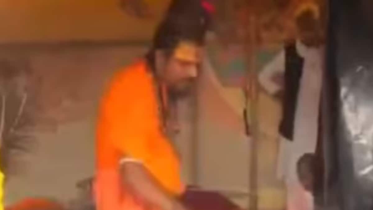 Maha Kumbh 2025: Baba Attacks YouTuber With Tongs For Asking Questions ...