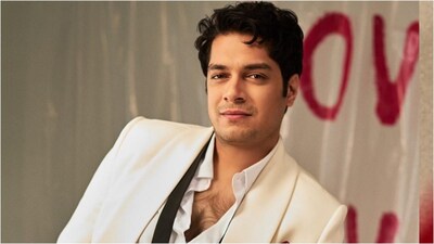 Aamir Khan’s Son Junaid Travelled In Local Train After Loveyapa Shoot ...