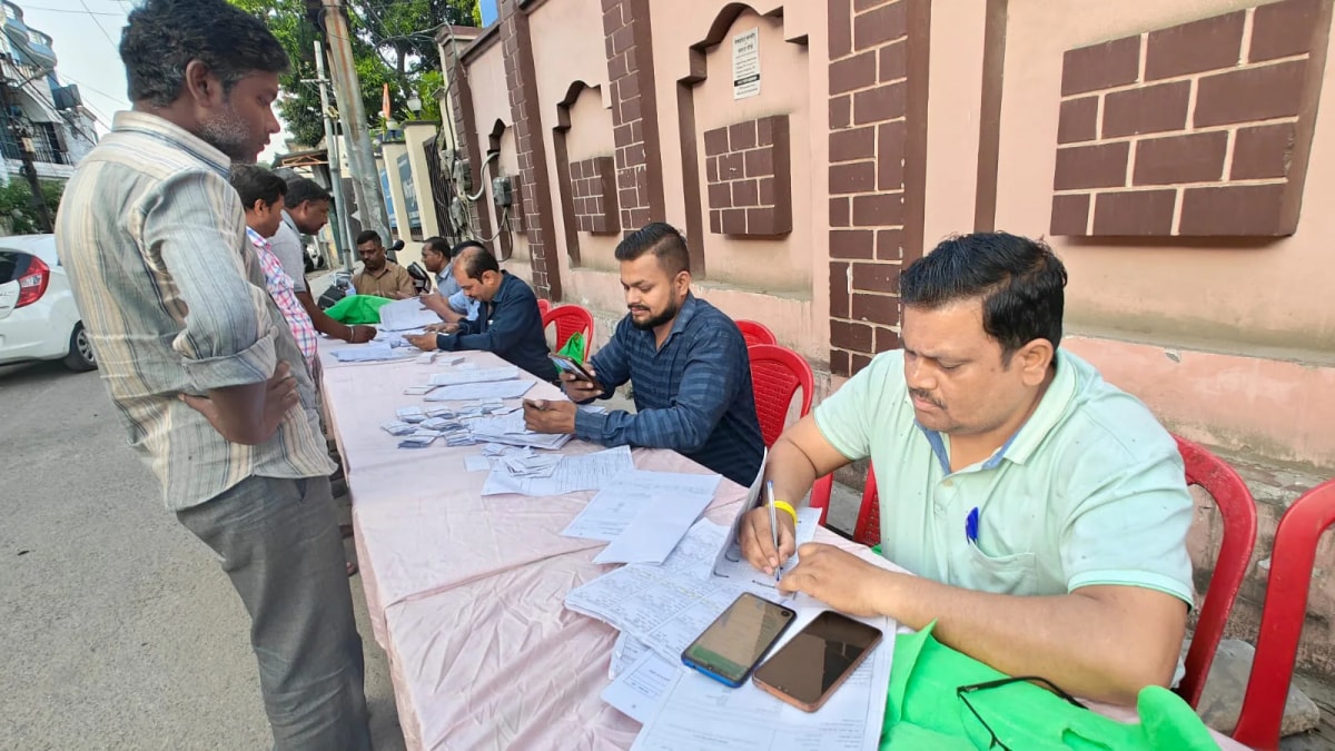 Delhi Elections: Police Warn Against Making 'Reels' Inside Polling ...