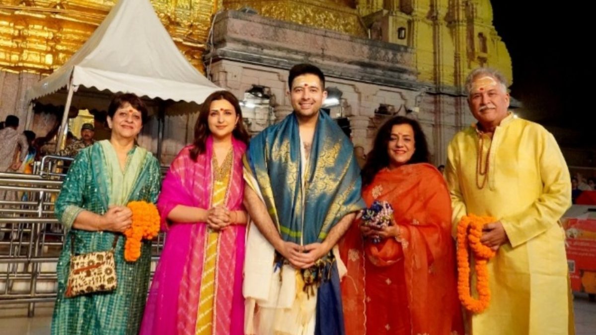 Parineeti Chopra And Raghav Chadha Visit Kashi Vishwanath With Family ...