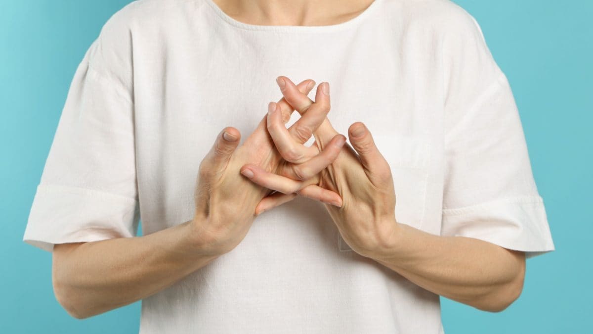 Does Cracking Your Knuckles Really Cause Arthritis? Experts Weigh In ...