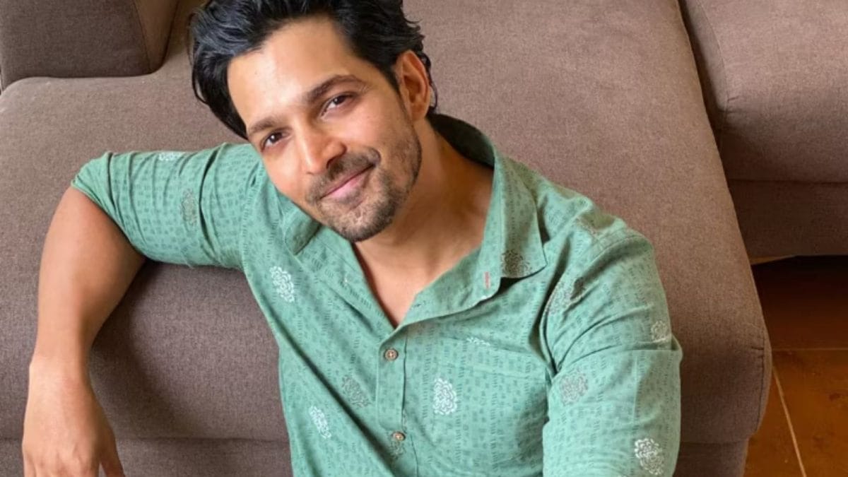 Harshvardhan Rane Celebrates Sanam Teri Kasam's Successful Re-run In ...