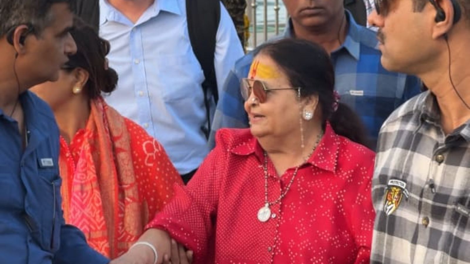 Reliance Chairman Mukesh Ambani, Family Take Holy Dip In Sangam | In ...