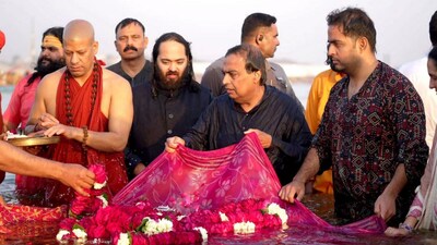 Reliance Chairman Mukesh Ambani, Family Take Holy Dip In Sangam | In ...
