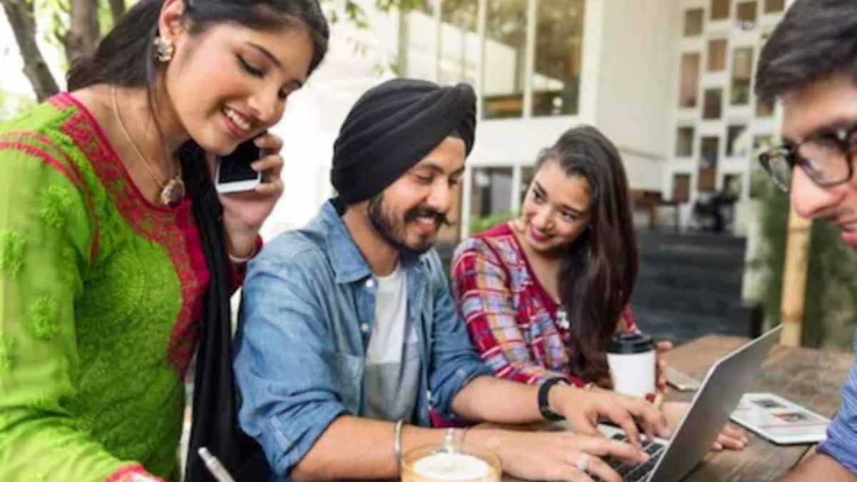 How Working Professionals Can Build A Fulfilling Career In The Social ...