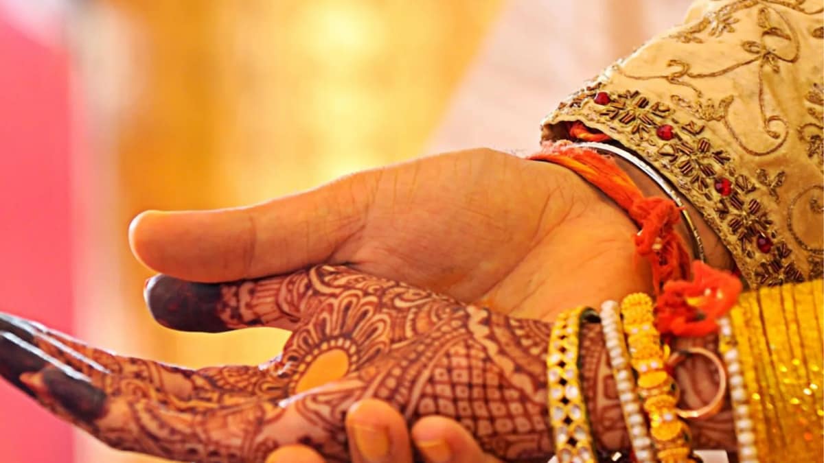 UP Bride Suddenly Gives Birth 2 Days After Wedding Night; Groom Cries ...
