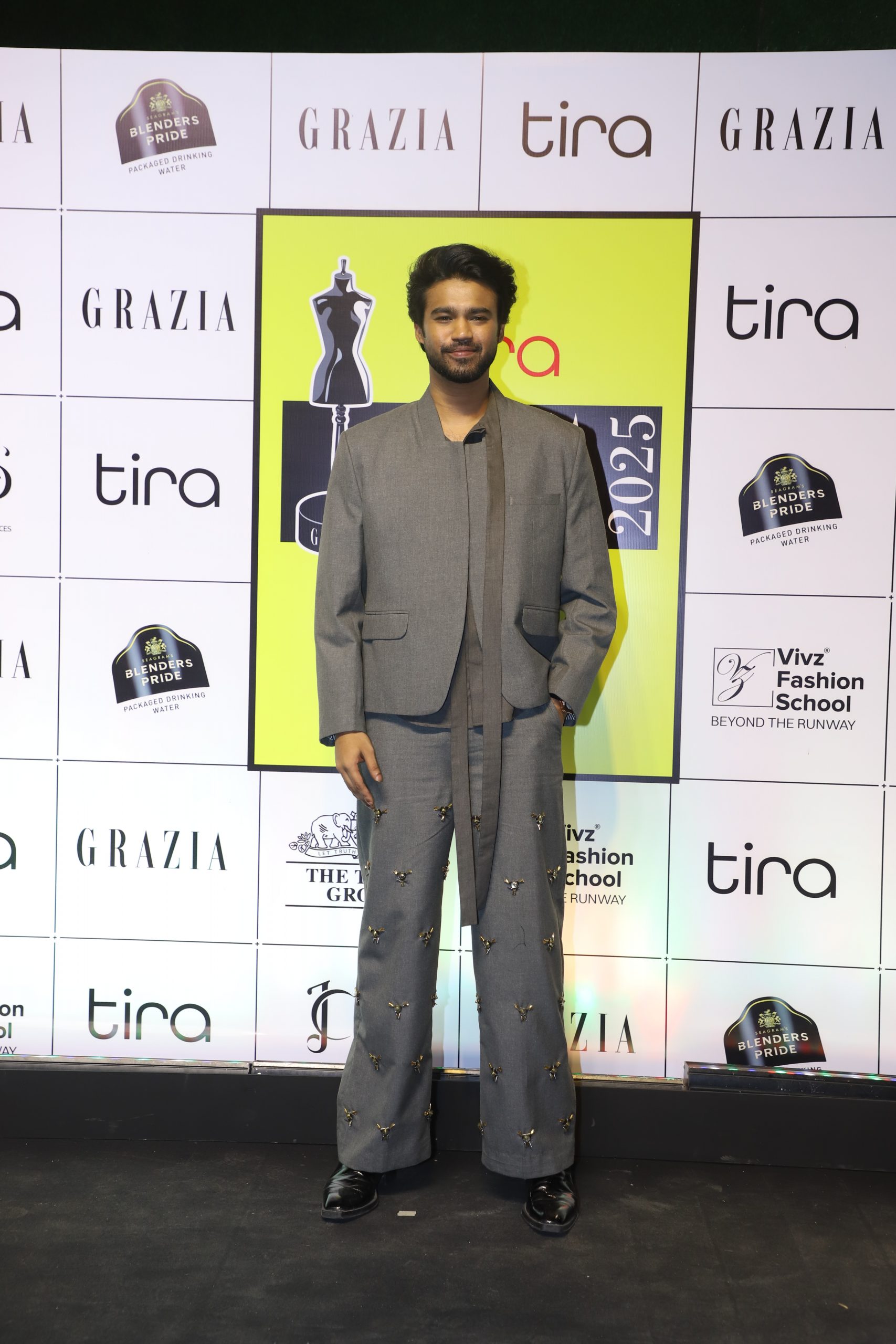 From Tamannaah Bhatia to Triptii Dimri, B-Town Celebs Add Glamour At ...