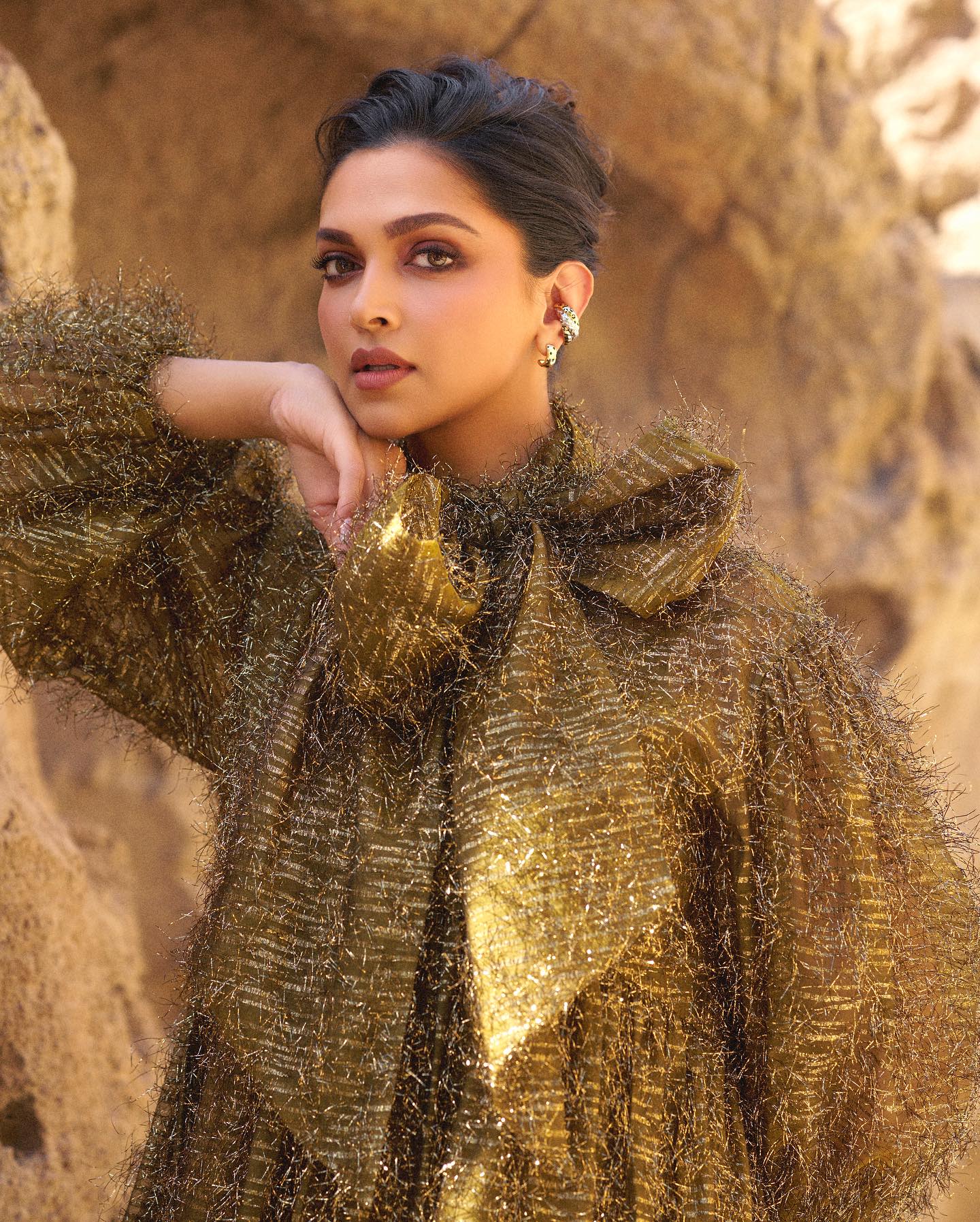 Deepika Padukone Gives Masterclass In Looking Uber Glamorous, Check Out ...