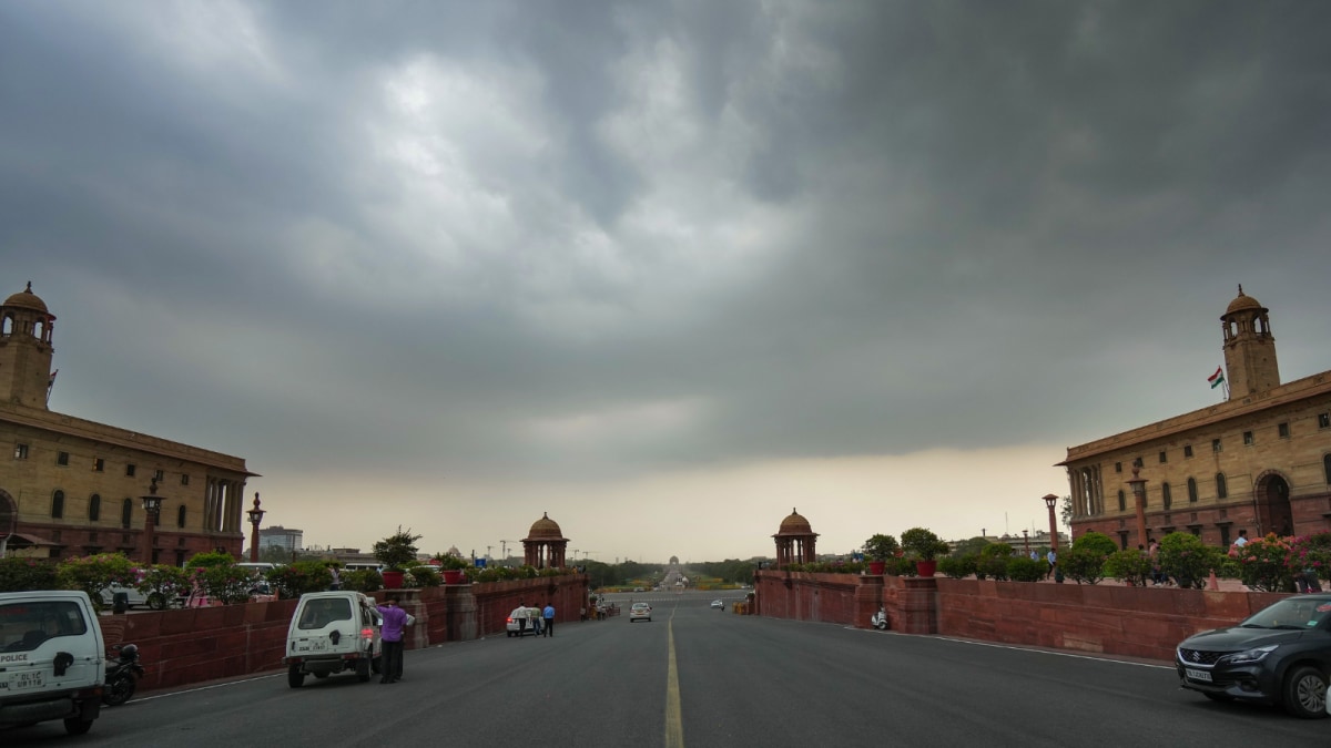 Delhi Witnesses Cloudy Sky, Thunderstorms, Light Rain Likely Today | India News - News18