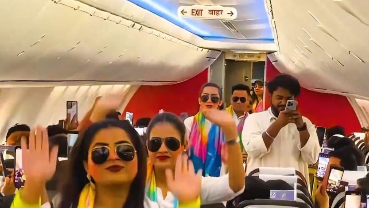 SpiceJet Crew’s Holi Flashmob Inside Packed Aircraft Features 'Balam ...
