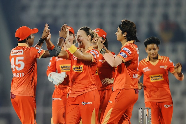 WPL 2025: Mumbai Indians Rout Gujarat Giants To Reach Final As Hayley ...