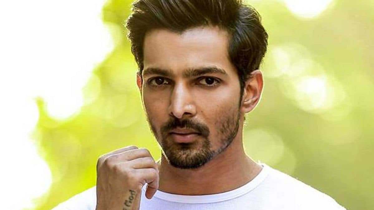 We Are In Awe Of Harshvardhan Rane's Sweet Gesture As He Clicks Photos ...