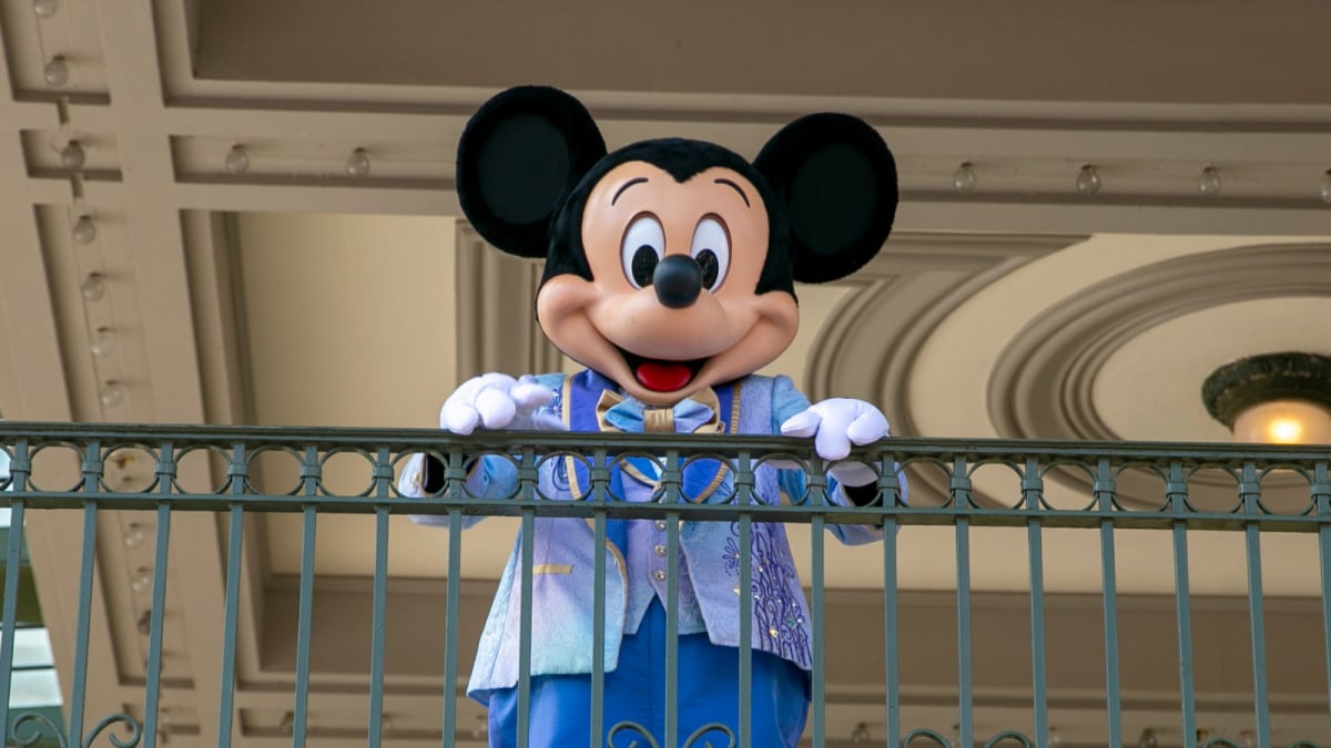 Why Do Cartoon Characters Like Mickey Mouse Always Wear Gloves? | Viral ...